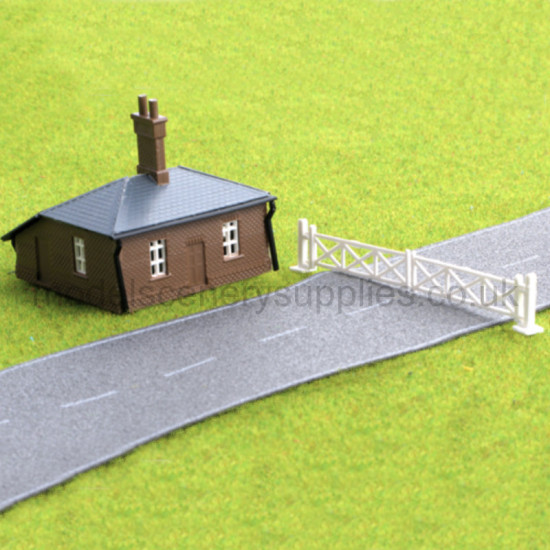 Level Crossing Gates and Keepers Cottage N Gauge GMKD21
