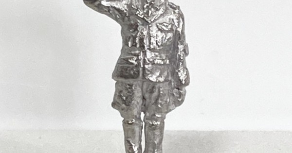 Model railway Saluting RAC Officer OO