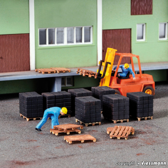 Model railway Pallets and loads OO