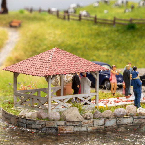 Scale model Wedding Scene, Bride and Groom figures in OO